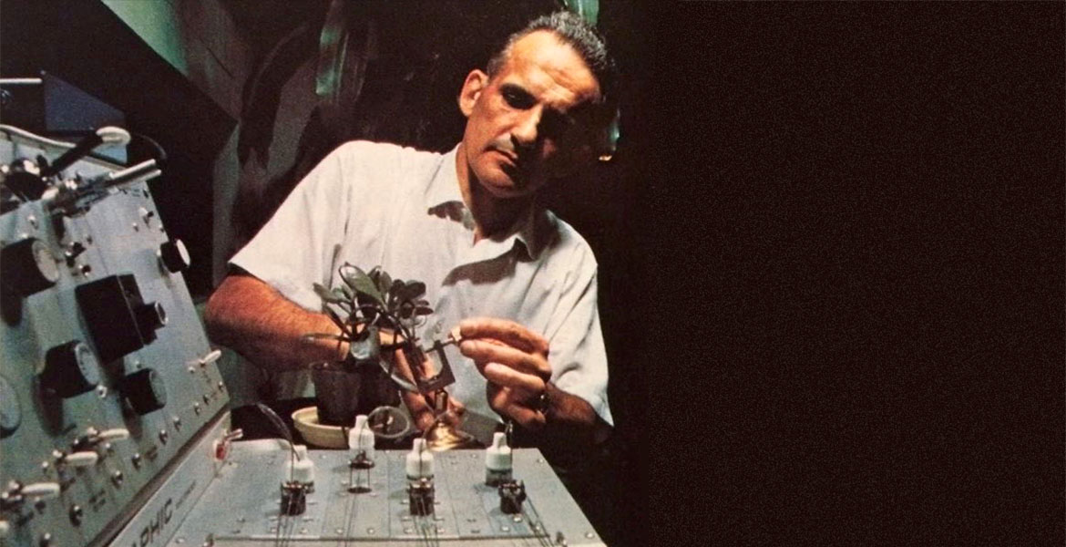 Cleve Backster forskade på biokommunikation med lögndetektorer - NewsVoice